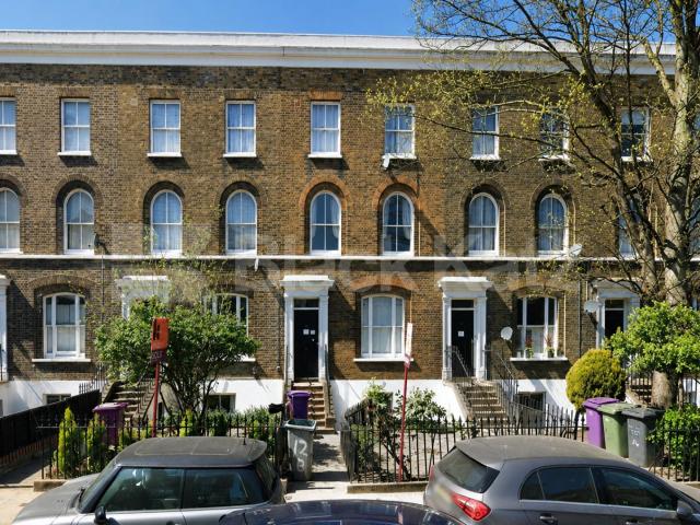 Large Three Bedroom Maisonette with Garden Near Mile End Station