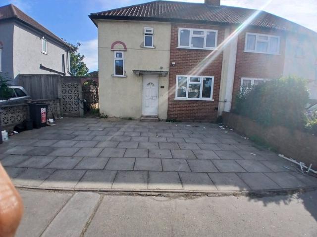 Large Three Bedroom Semi Detached House in Croydon