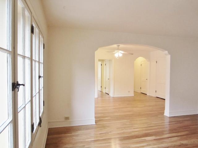 Large TOP FlOOR 1 Bedroom Available Now!