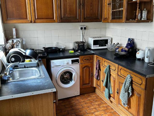 Large Top Floor Room Available in Shared House Derby City Centre Room 4