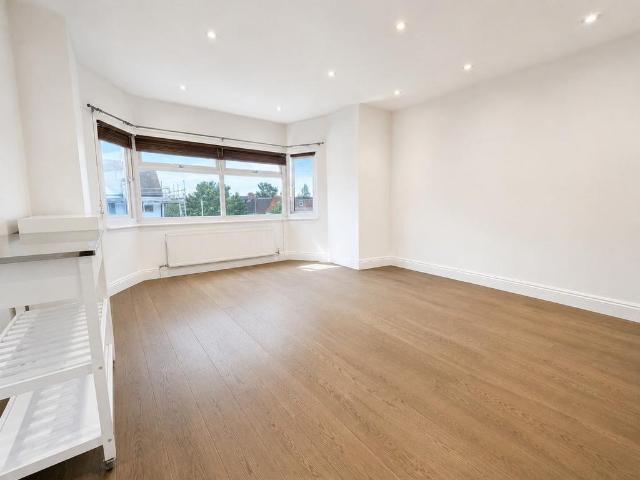 Large Two Bed Flat with Roof Terrace. 2 bed flat to rent £2,000 pcm £462 pw