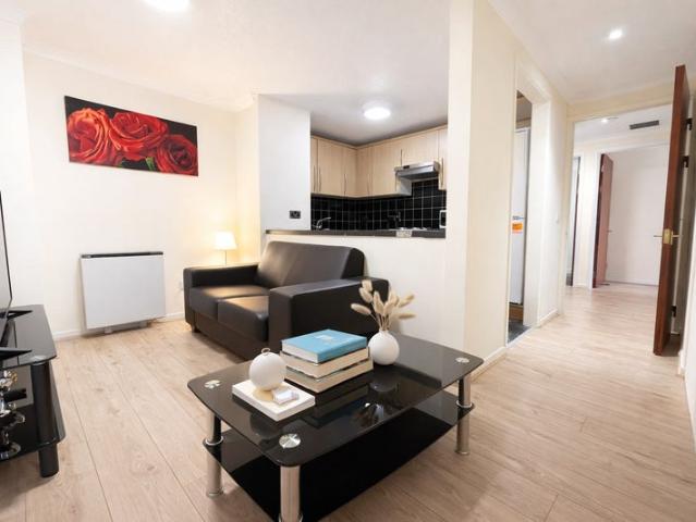 Large Two Bedrooms Flat in Earls Court for Short