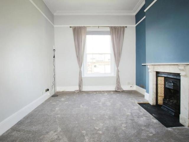 Large two double bedroom flat with allocated parking close to Whiteladies Road. Recently redecorated and available now!
