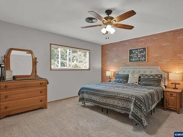 Large Upstairs Bedroom w Extra Large Closets in C
