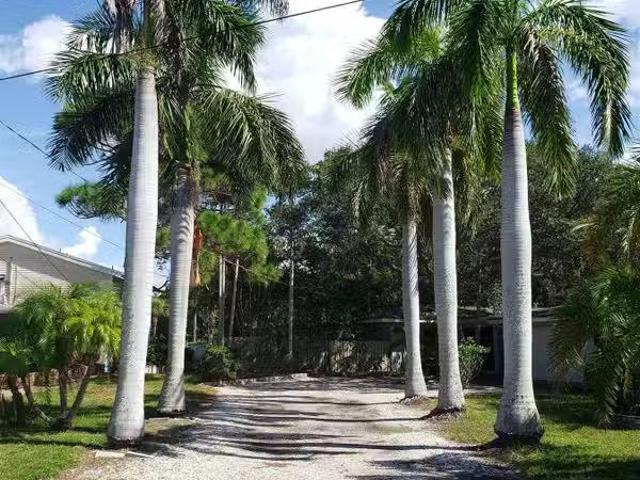 Large, Venice Island lot with gulf access on private canal wit.