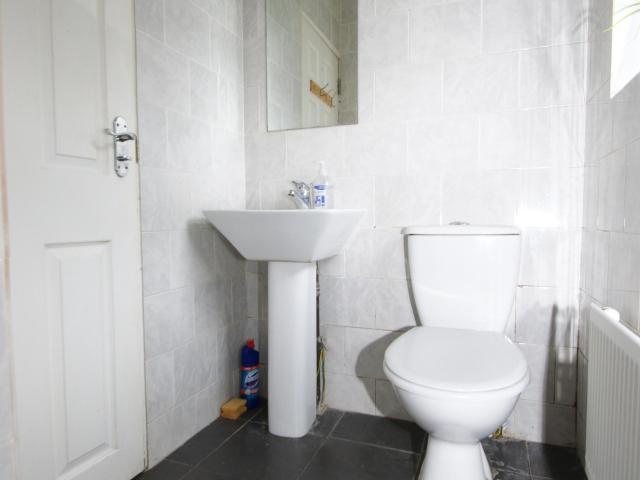 Large, well equipped single bedroom ensuite Has a Room
