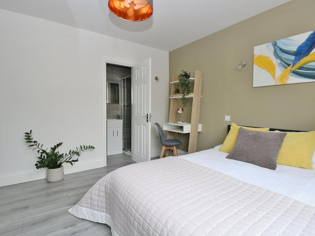 Large, well equipped single bedroom ensuite Has a Room
