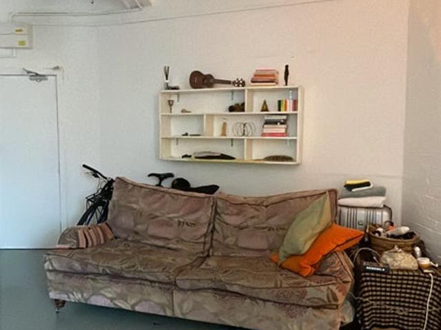 Large Airy Bedsit / Cable Street