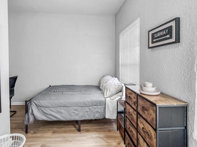 Large and Comfortable Rooms Work Desks and Seating Near Downtown and MLK Pkwy Grocery Store Only 3 Blocks Away!