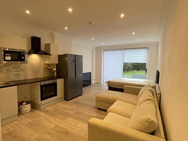 Large and modern studio to let