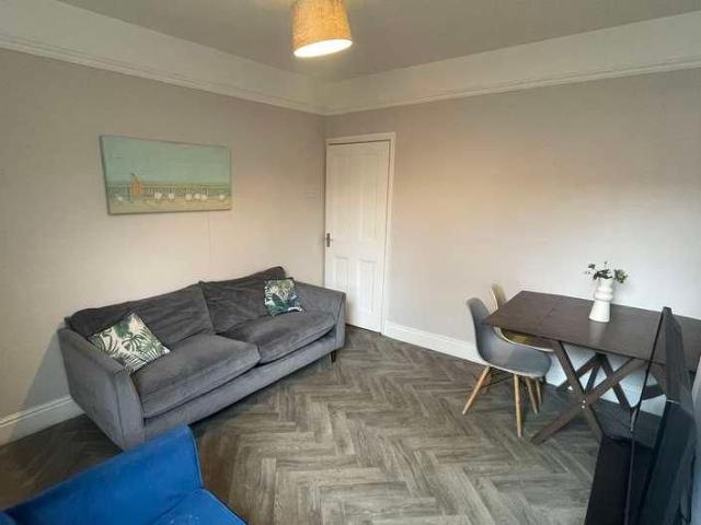 Large Bed Student House / Aug, LN5