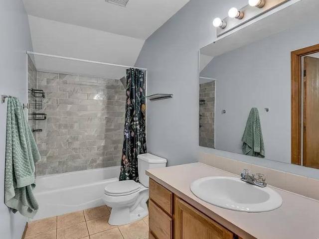 Large Bedroom available in a 4 Bed.5 Bath Townhou