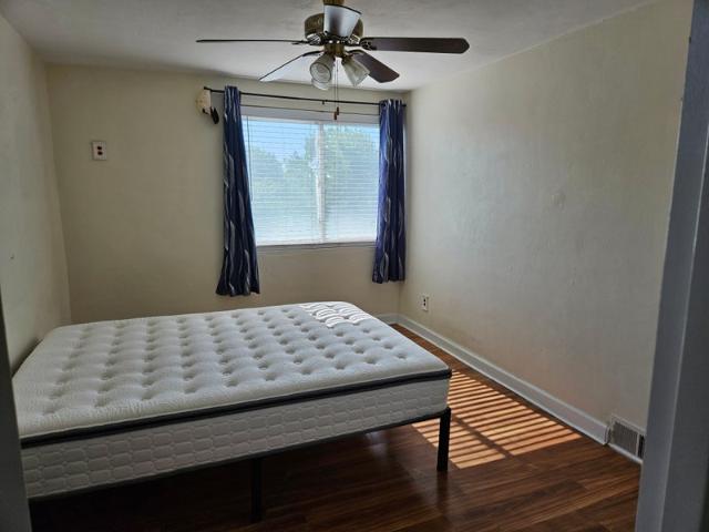 Large bedroom for male student near Temple