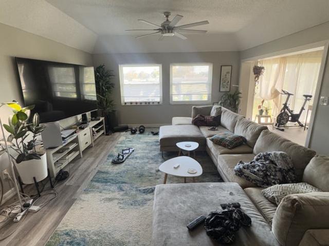 Large Bedroom for Rent in a 2 bed 2 bath Condo