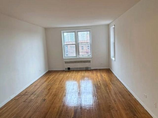 Large bedroom for rent