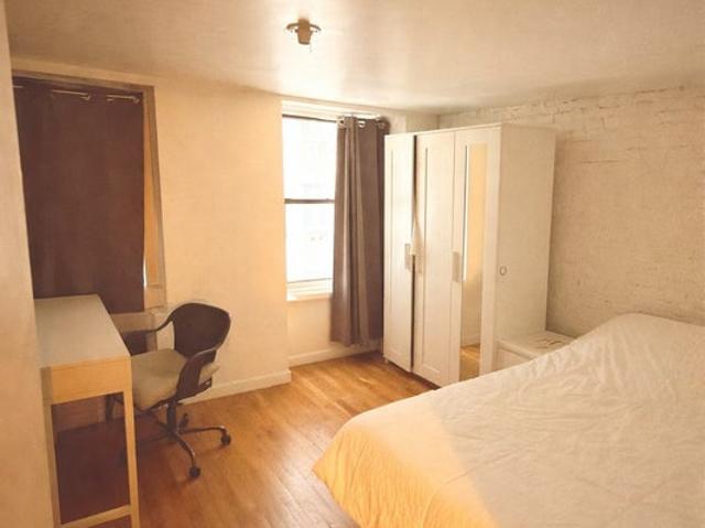 Large bedroom in FiDi