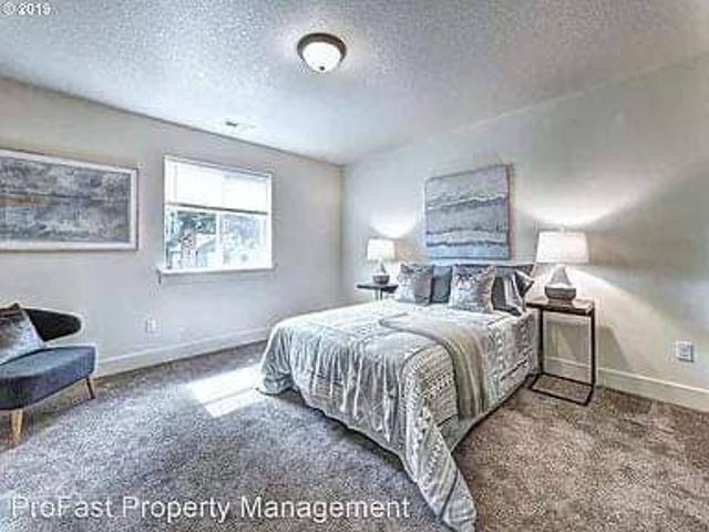 Large bedroom in Woodlawn 3br house