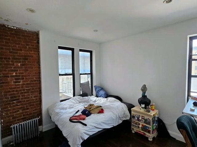 Large Bedroom + Private Office room in Massive Apt