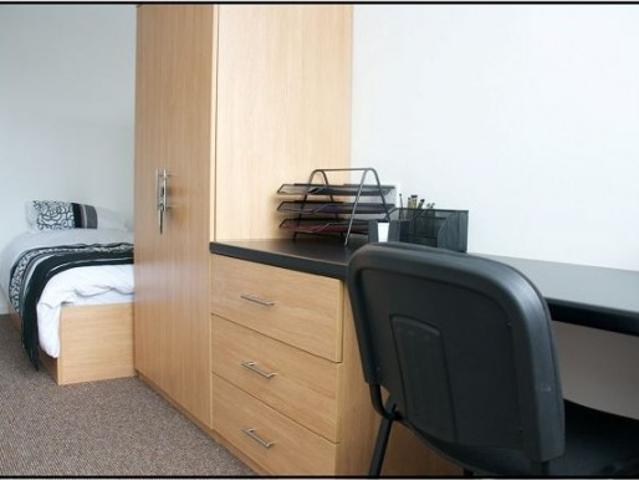LARGE BEDROOM PRIVATE STUDENT HALLS STUDENT ACCOMMODATION LIVERPOOL Pads for Students