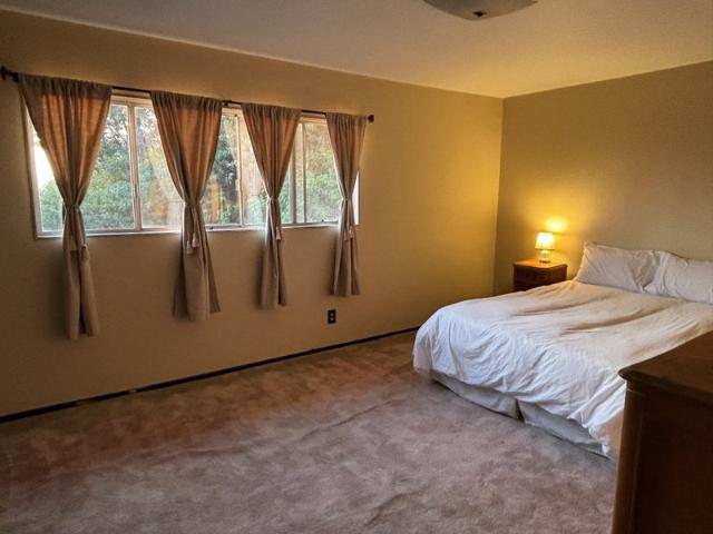 Large Bedroom w En Suite Bathroom