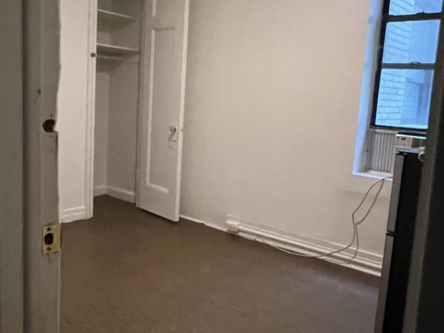 Large bedroom w/ large closet space uti. included