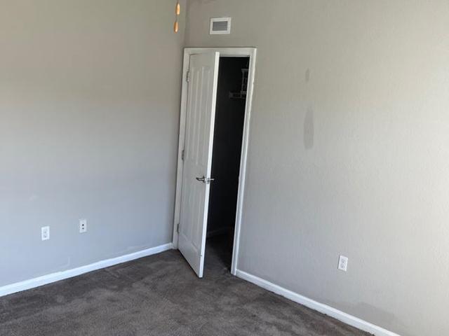 Large bedroom w/ shared bathroom