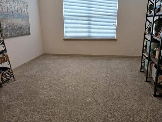 Large bedroom w/ private bathroom