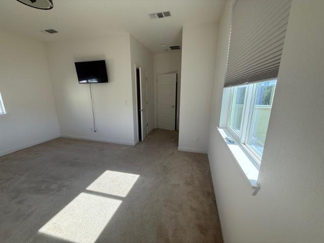 Large Bedroom w/ private bathroom AVAIL NOW