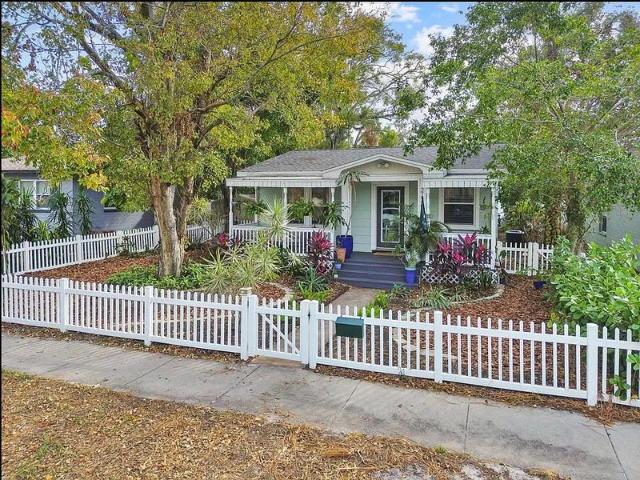 Large bedroom w/ private suite in historic Kenwood