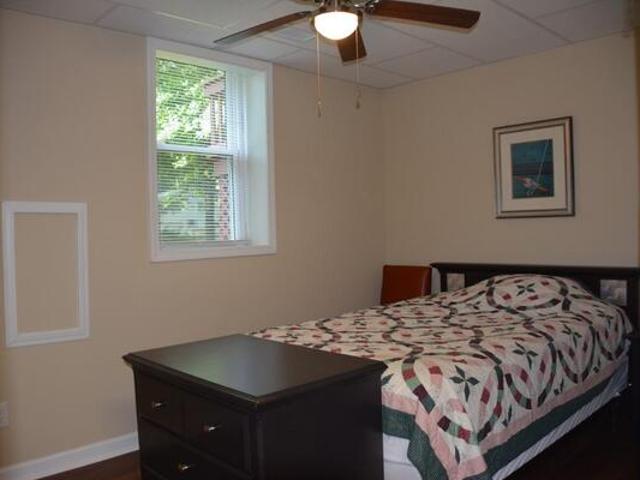 Large bedroom with private bath! Great location in Acworth
