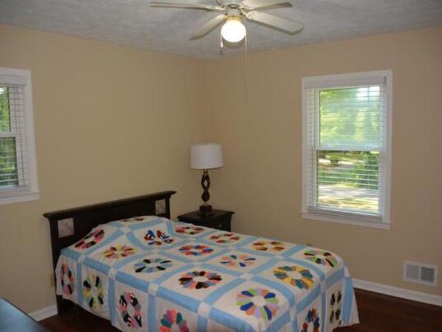 Large bedroom with private bath! Great location in Acworth