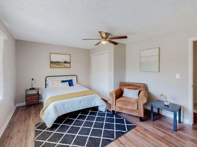 LARGE BEDROOM WITH PRIVATE BATHROOM Lovely