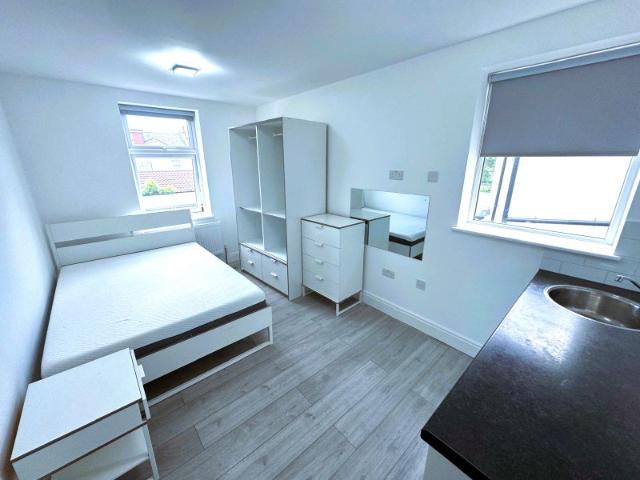 Large Bedsit Studio Ilford £895 Pcm All Bills Inc