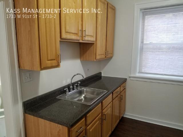 Large Beverly 2 bedroom Hardwood Floors Heat & Gas Included