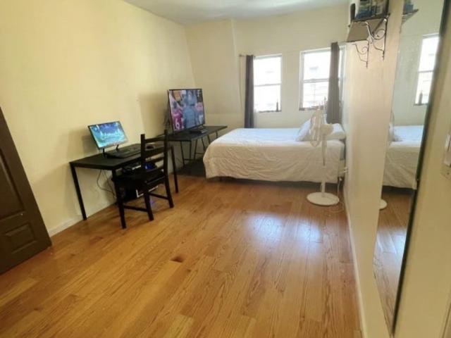 Large Bronx Townhouse with lively neighborhood