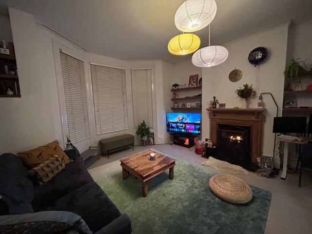 Large Bright 1 Bed in Central Seven Dials