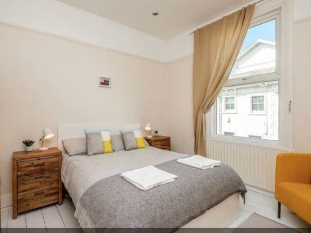 Large Bright 2 Bed by the Level – 2 Doubles