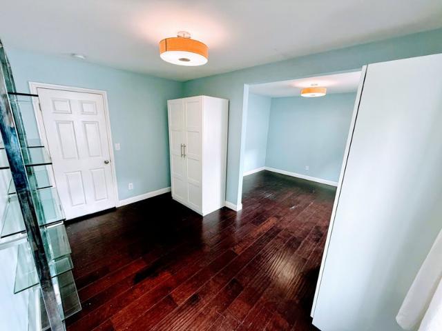 Large Bright & Airy Bedroom with shared bath in Tr