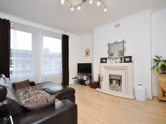 Large Bright Double Room with en suite Bathroom