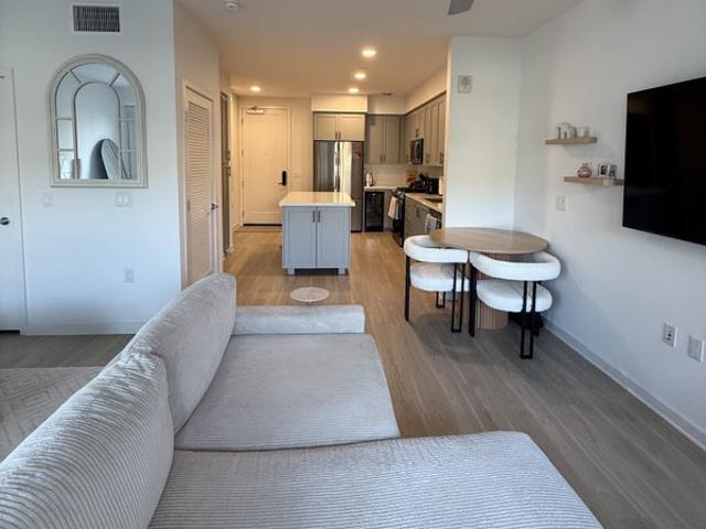 Large Bright Studio with Balcony + Garage Parking