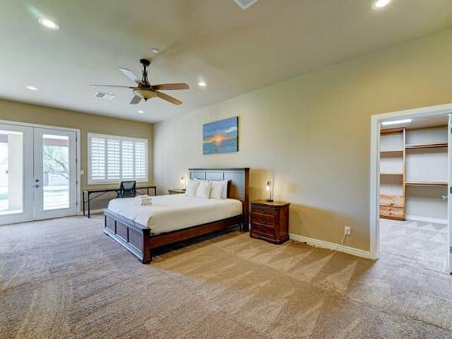 Large Central Scottsdale Home with Pool, Sauna, Basketball court, large yard, and pool table!