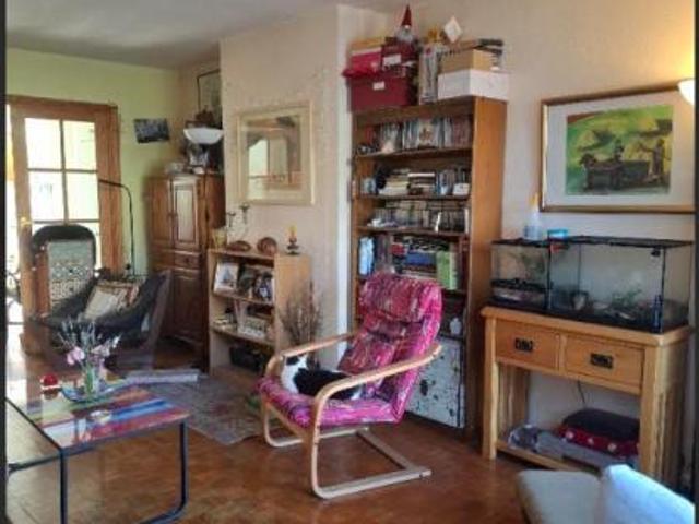 Large comfortable room to let in North Cambridge