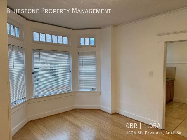 Large Corner Studio Apartment on the Park Blocks, $500 OFF FIRST MONTH !