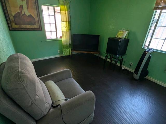 Large cozy room for rent