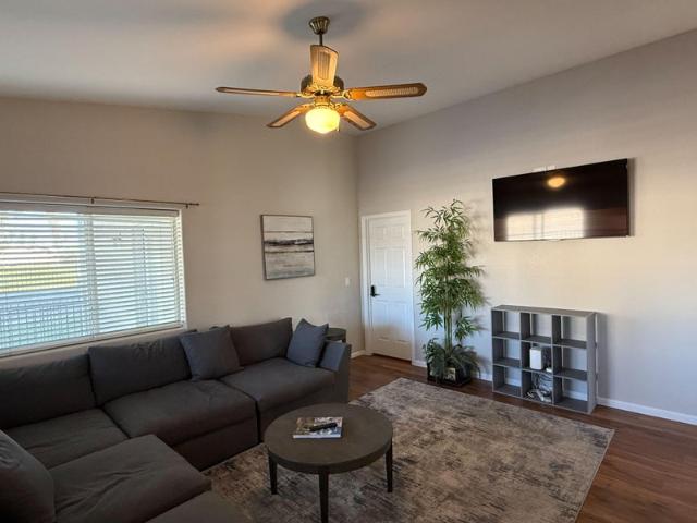 Large culdesac Mesa Home, on Golf Course. Close to