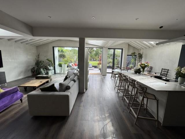 LARGE DBL ROOM with ensuite. Quiet street in trendy Queens Park. Sole occupancy WEEKDAYS