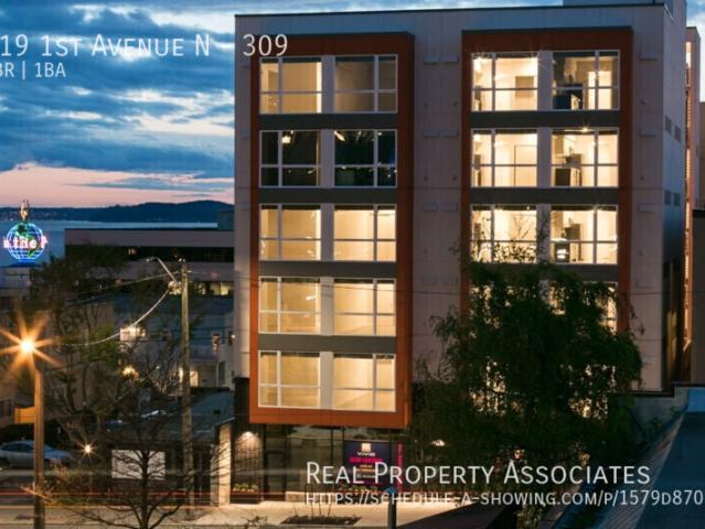 Large DELUXE Studio in Lower Queen Anne