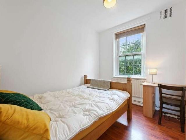 Large Delightful Three Or Four Bedroom Apartment In Kennington, SE17