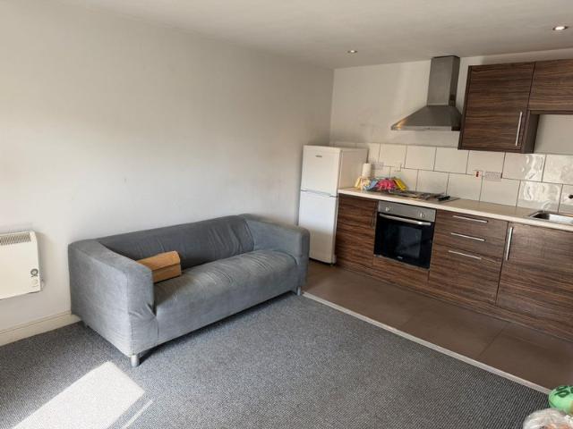 Large Double Bedroom Available – Elmore Road, S10