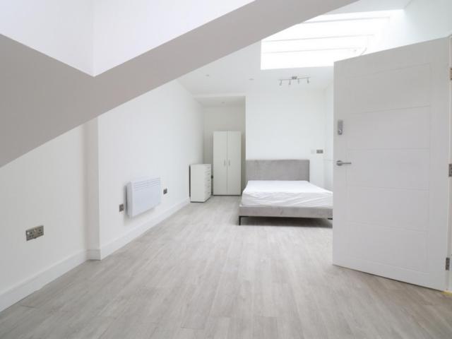 Large double bedroom in Woolwich Has a Room